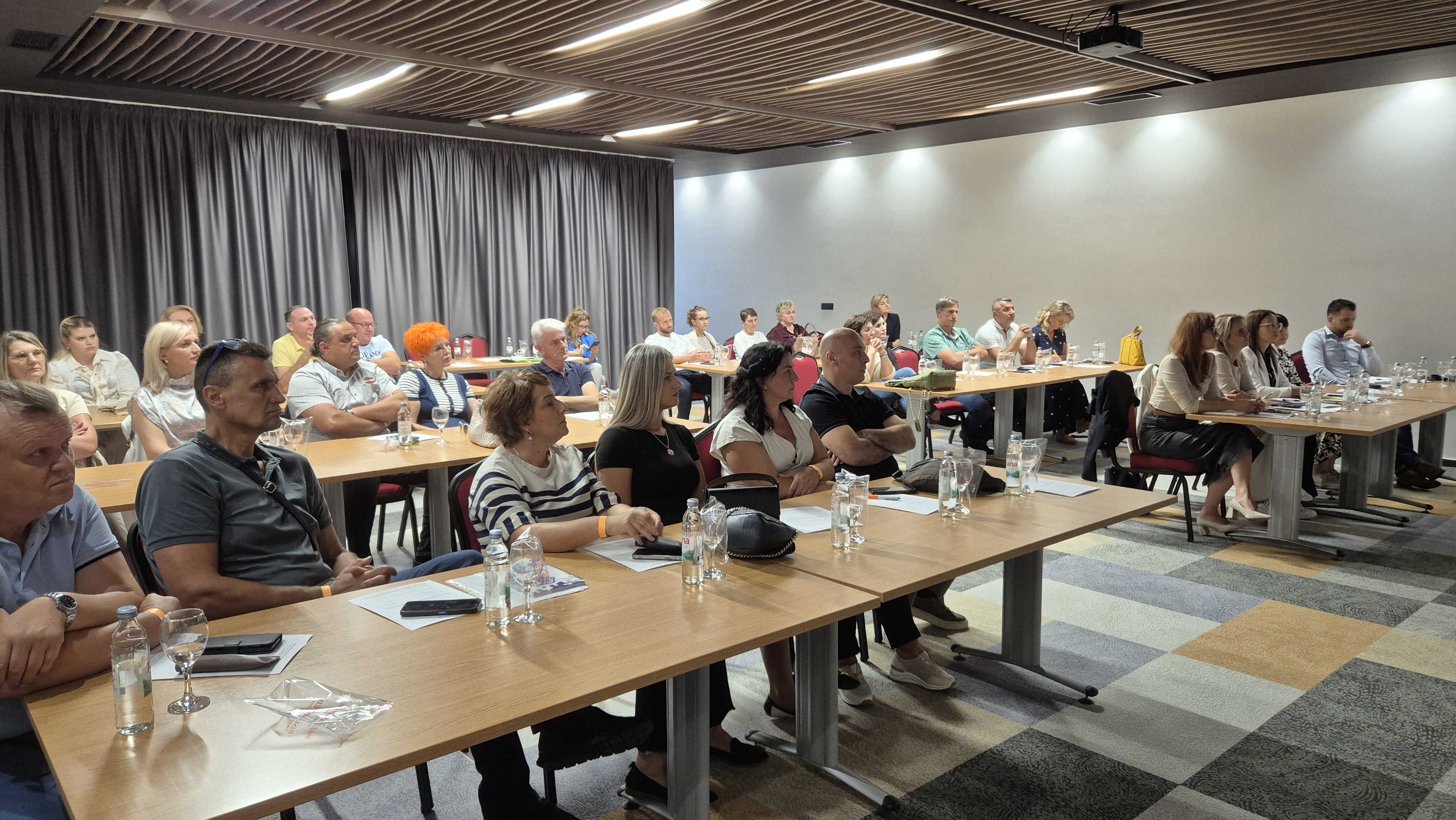 Medicinske sestre i tehničari iz tri kantona na edukaciji o liderstvu i menadžmentu u zdravstvu ...